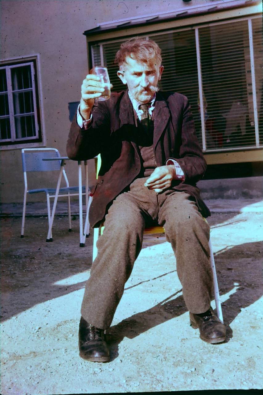 Karl Lehner vorm Gasthaus Buchinger