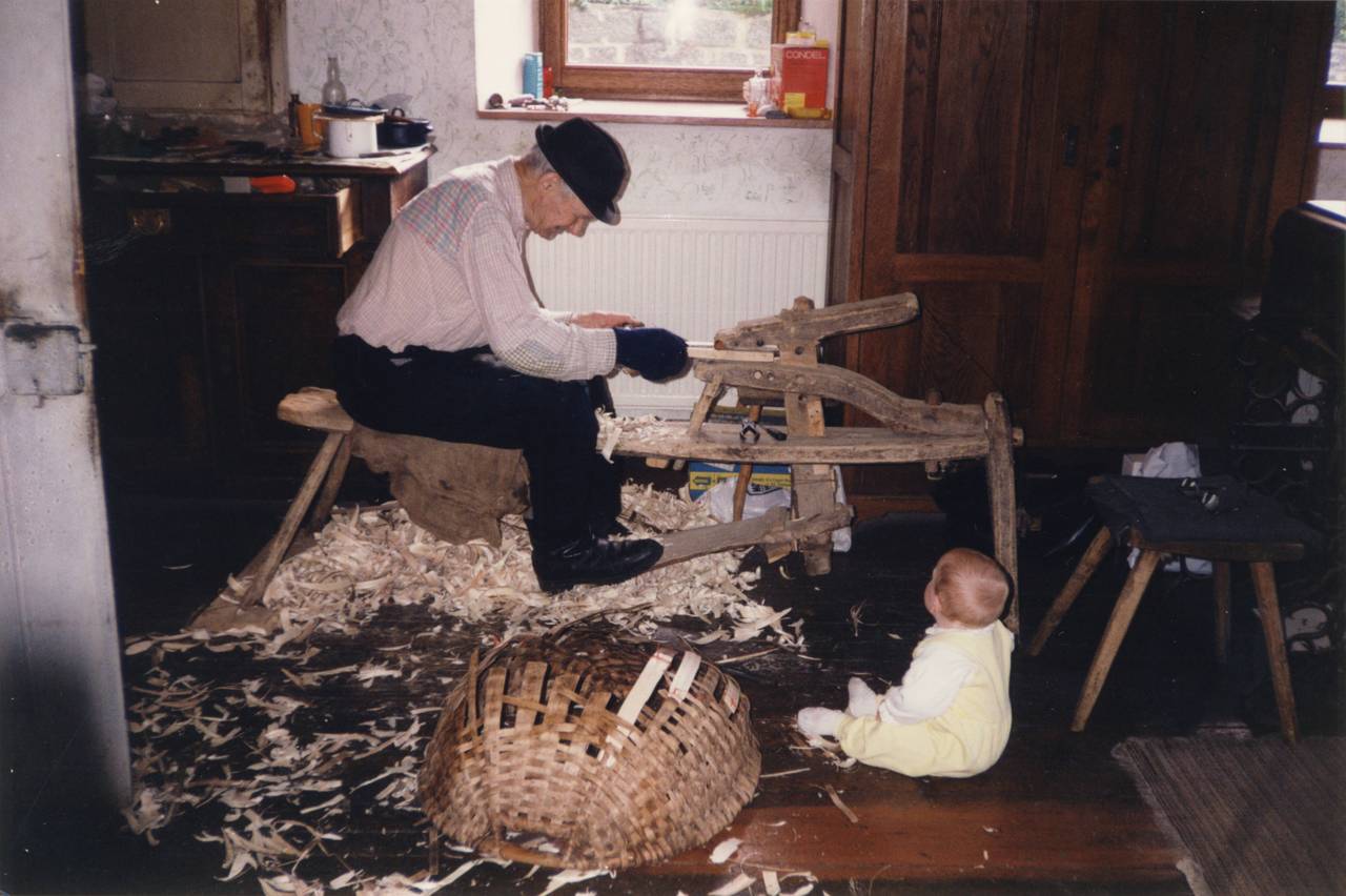 Zeitlhofer Karl (Ortner) beim Korbflechten